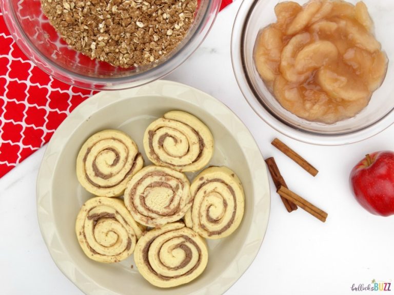 Cinnamon Roll Apple Crumble - A Delightfully Delicious Dessert!