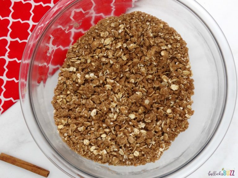 Cinnamon Roll Apple Crumble - A Delightfully Delicious Dessert!