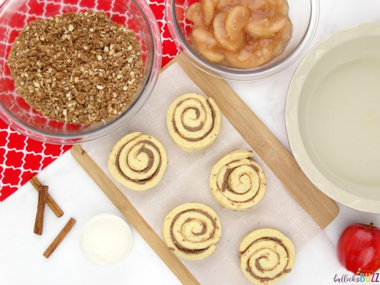 Cinnamon Roll Apple Crumble - A Delightfully Delicious Dessert!