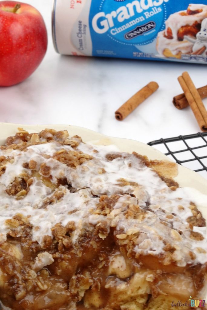 Cinnamon Roll Apple Crumble - A Delightfully Delicious Dessert!