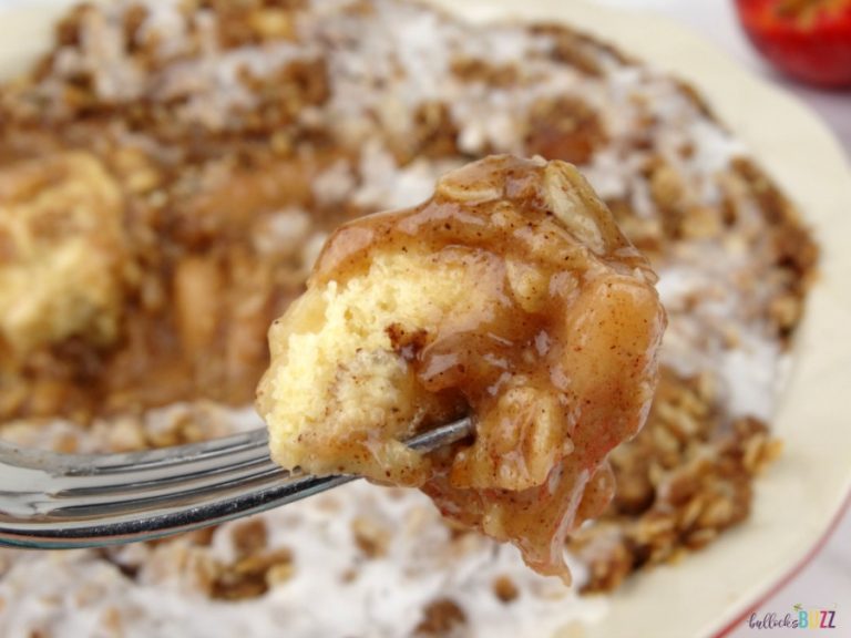 Cinnamon Roll Apple Crumble - A Delightfully Delicious Dessert!