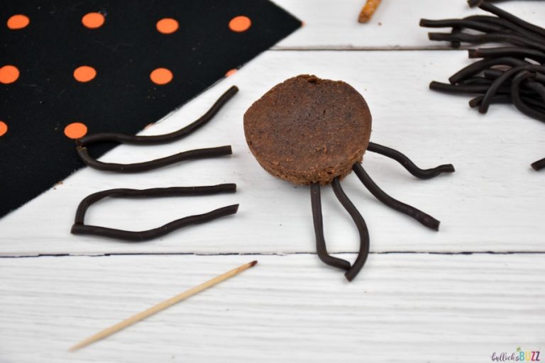 Spooky Halloween Spider Snacks + Little Bites Halloween Treats ...