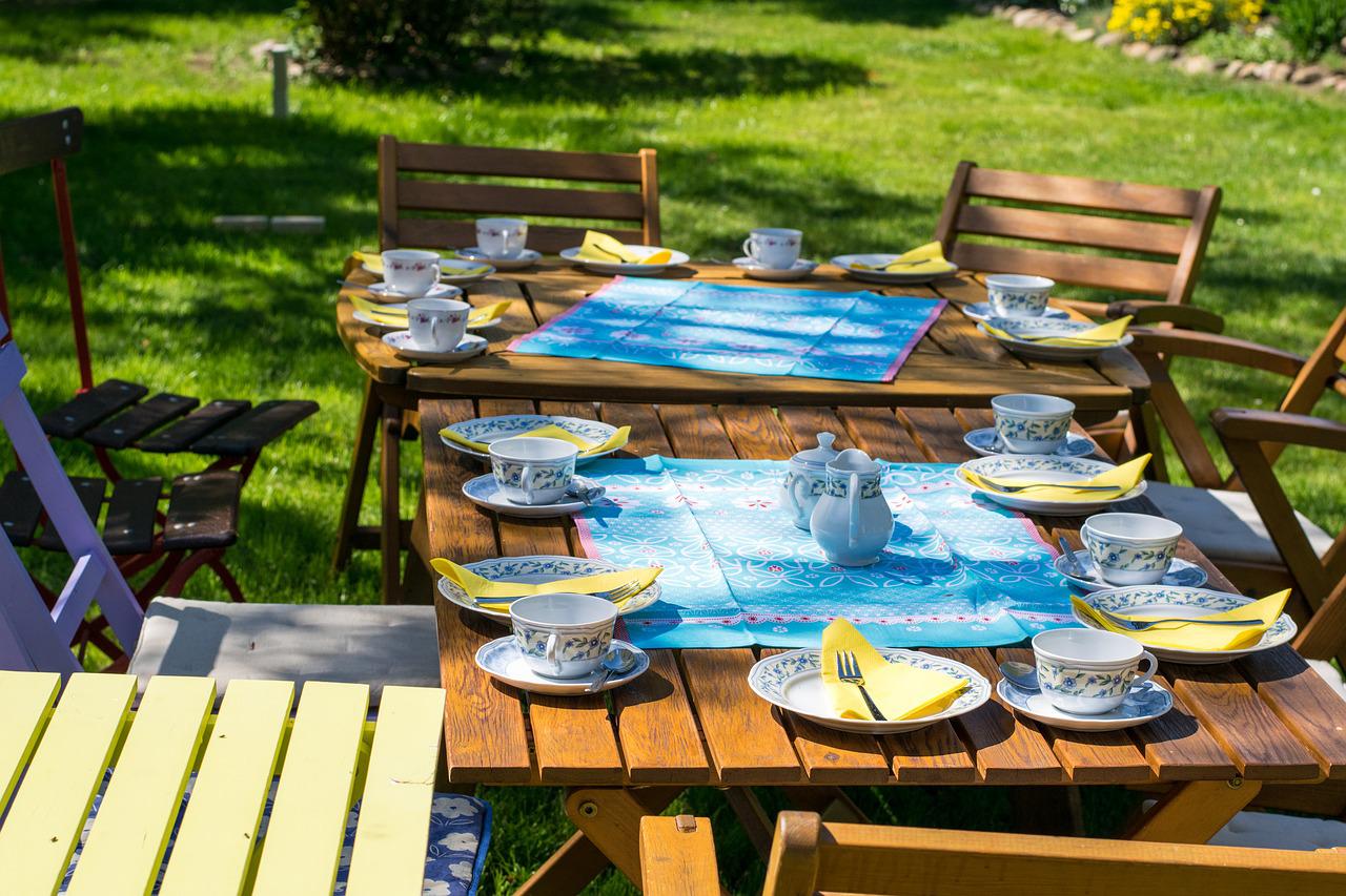 4 Summer Party Tips Your Guests Will Love - Bullock's Buzz