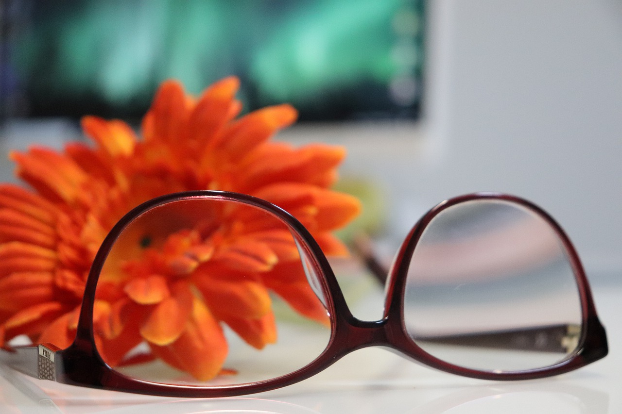 How to Wear Your Glasses with Confidence - Bullock's Buzz