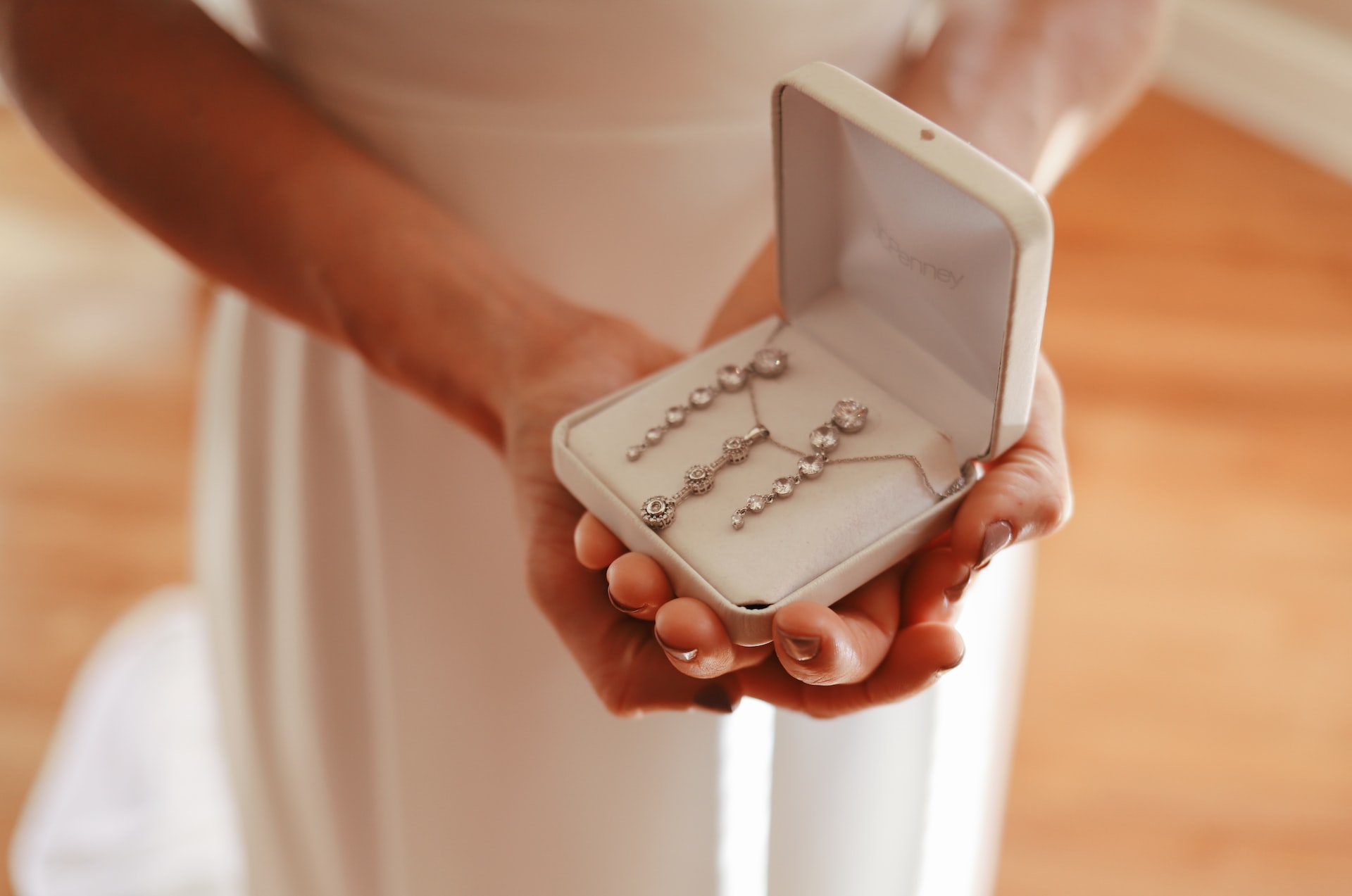 How to Choose the Perfect Jewelry for Your Wedding Day - Bullock's Buzz