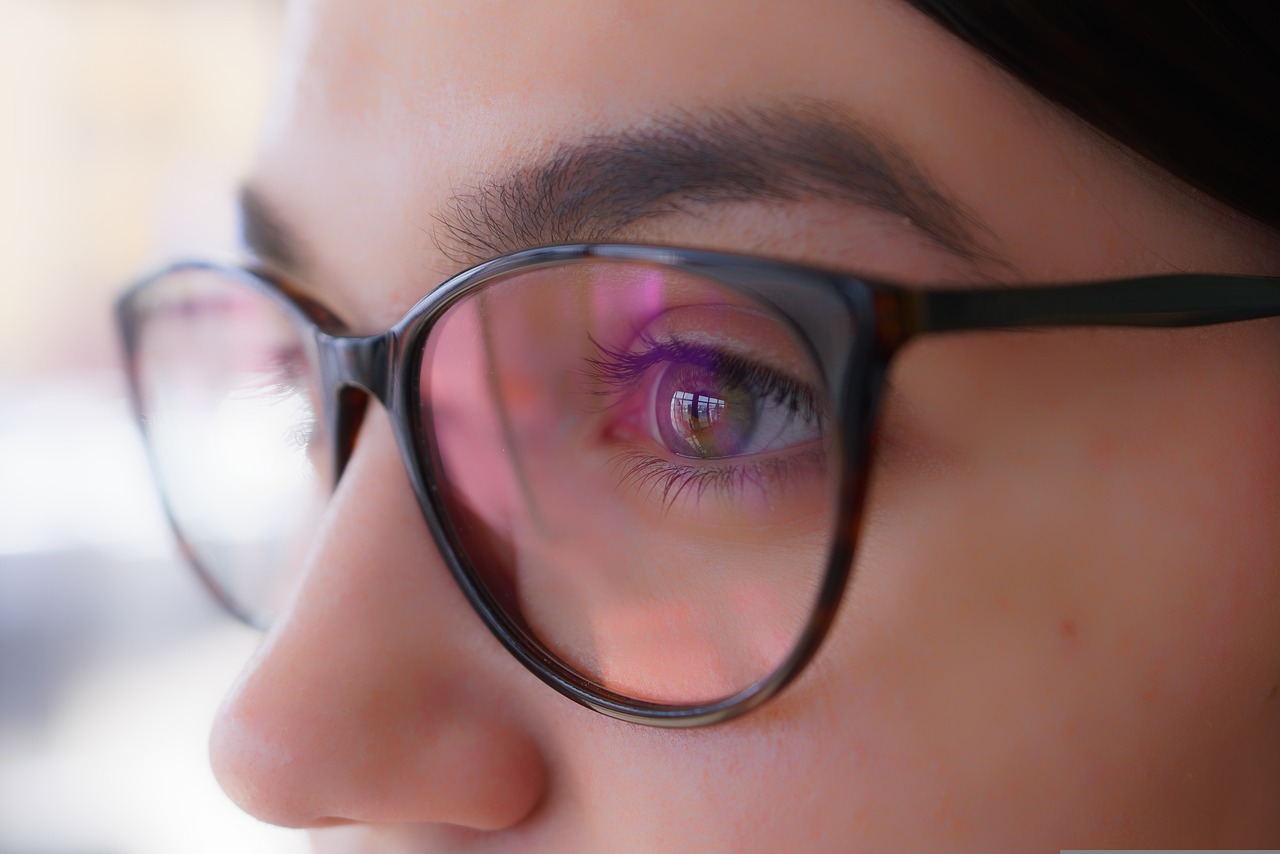 How to Wear Your Glasses with Confidence - Bullock's Buzz
