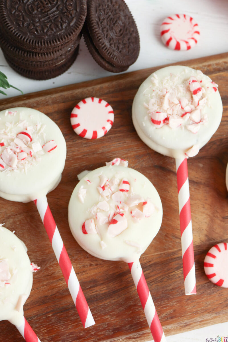 Peppermint Chocolate Covered Oreo Pops - White Chocolate Dipped Oreos ...