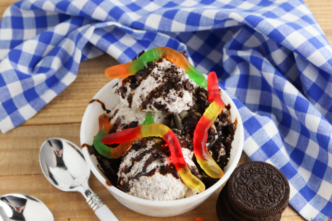 Easy Dirt and Worms Ice Cream Sundae Dessert Recipe - Bullock's Buzz