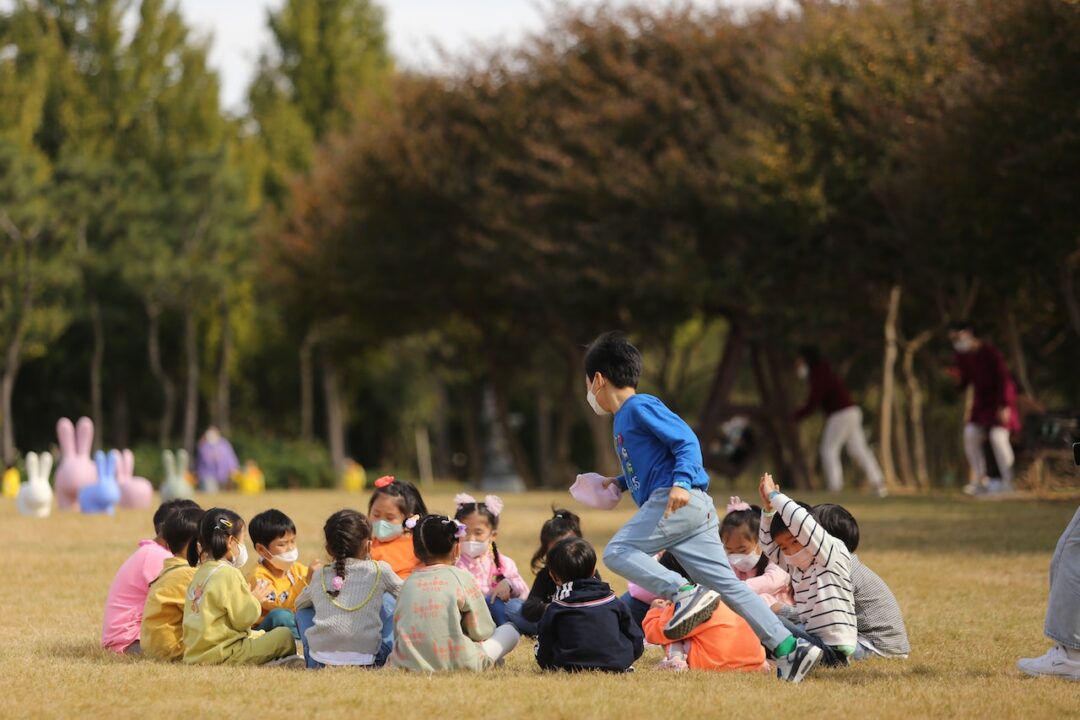 4 Ways to Keep Your Kids Safe When Playing Outside - Bullock's Buzz