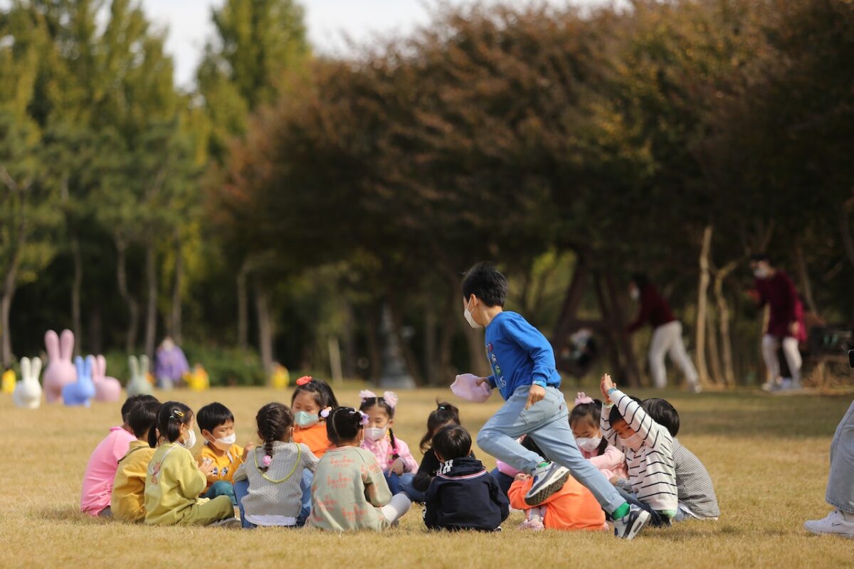 4 Ways to Keep Your Kids Safe When Playing Outside - Bullock's Buzz
