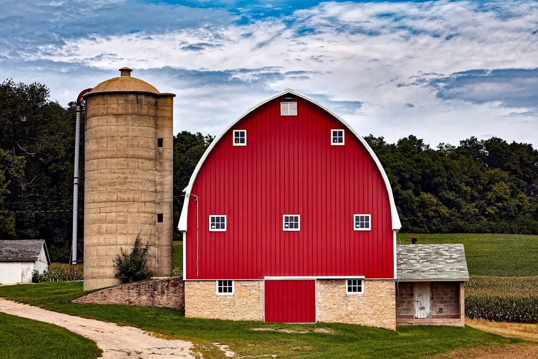 Building a Barndominium: Deciding Between DIY or Professional Help ...