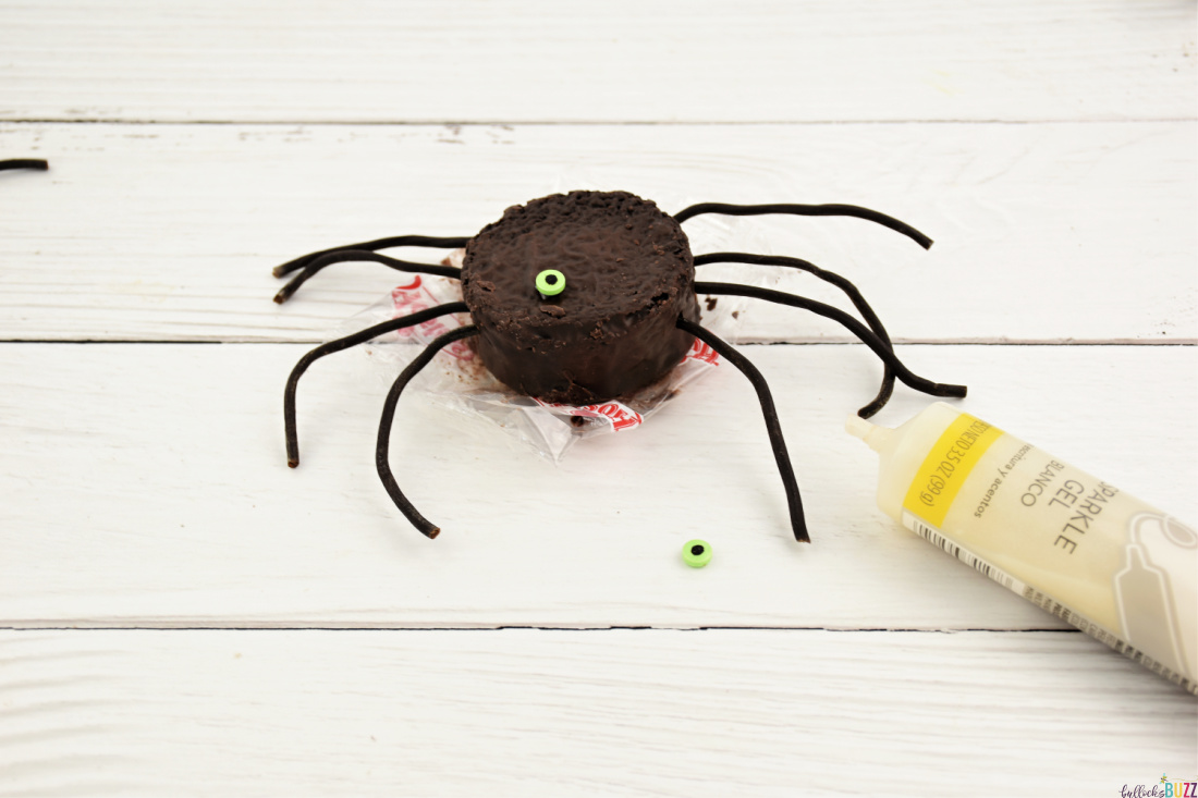 Quick Halloween Party Snacks: Halloween Spider Cakes - Bullock's Buzz