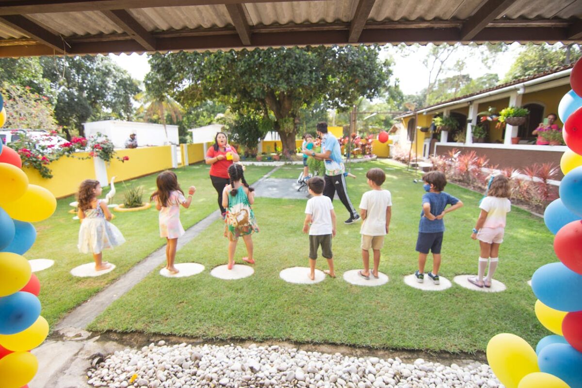 Easy Outdoor Games for Summer Parties - Bullock's Buzz